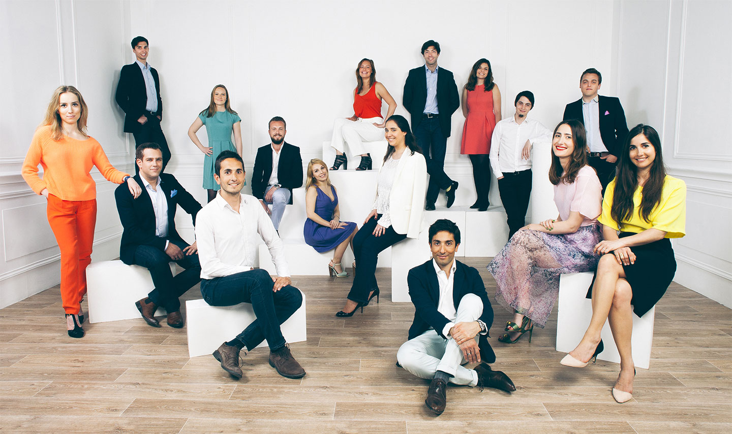 Gemmyo, le chat rose a les griffes longues